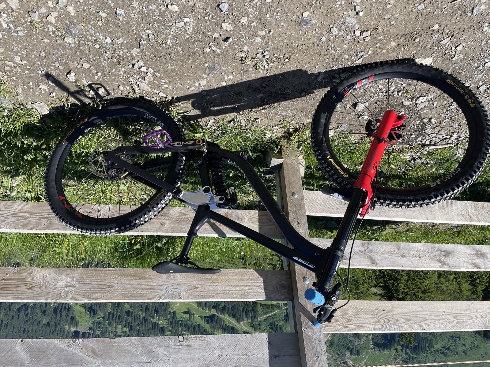 Airdrop Slacker Bike Park Killer! - Charlos's Bike Check - Vital MTB